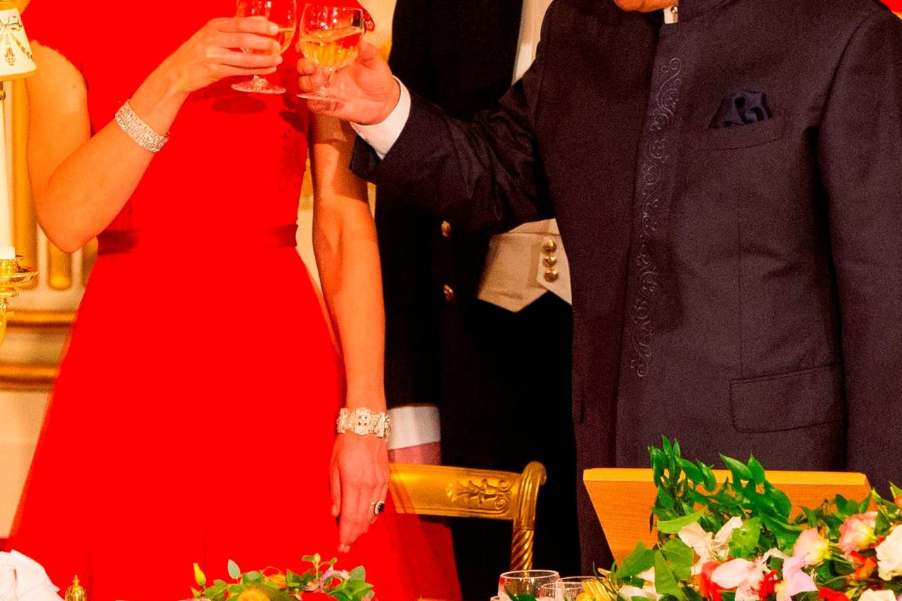 Lady in Red – Kate Middleton stuns in scarlet at Chinese state banquet ...