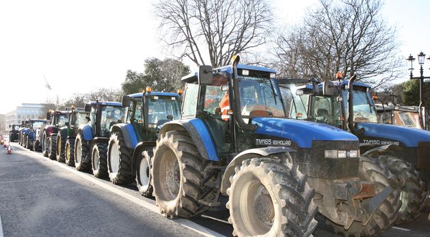 Farmers bring Dublin city centre to a halt with their tractors | Irish ...
