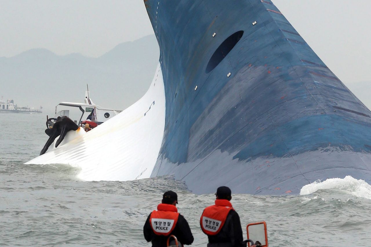 In Pictures: South Korean ferry capsizes off Jindo port | Independent.ie