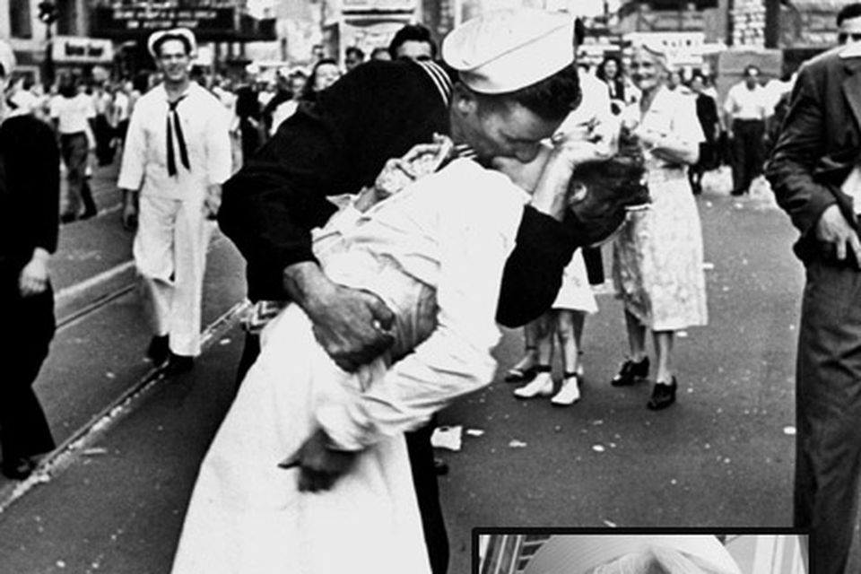 How a nurse's VJ Day embrace with a sailor became an iconic WW2 photo ...