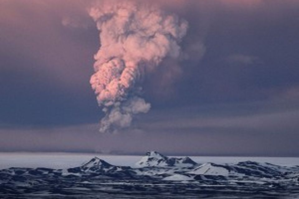 Volcano closes main Iceland airport | Independent.ie