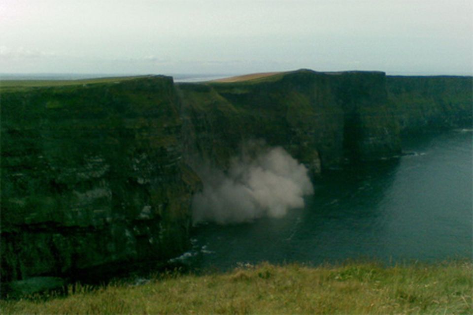 'Daredevil ledge' collapses into ocean | Irish Independent