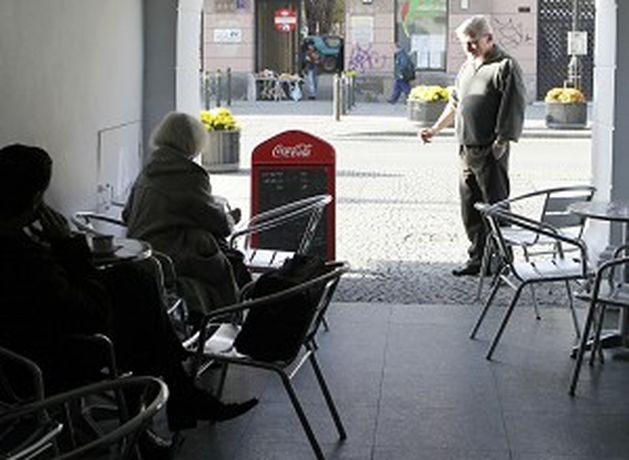Poland starts public smoking ban | Irish Independent