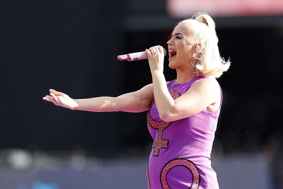 Katy Perry shows off baby bump during first performance since pregnancy ...