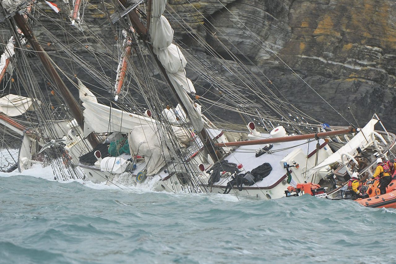 30 saved in daring rescue as tall ship smashed on rocks | Irish Independent