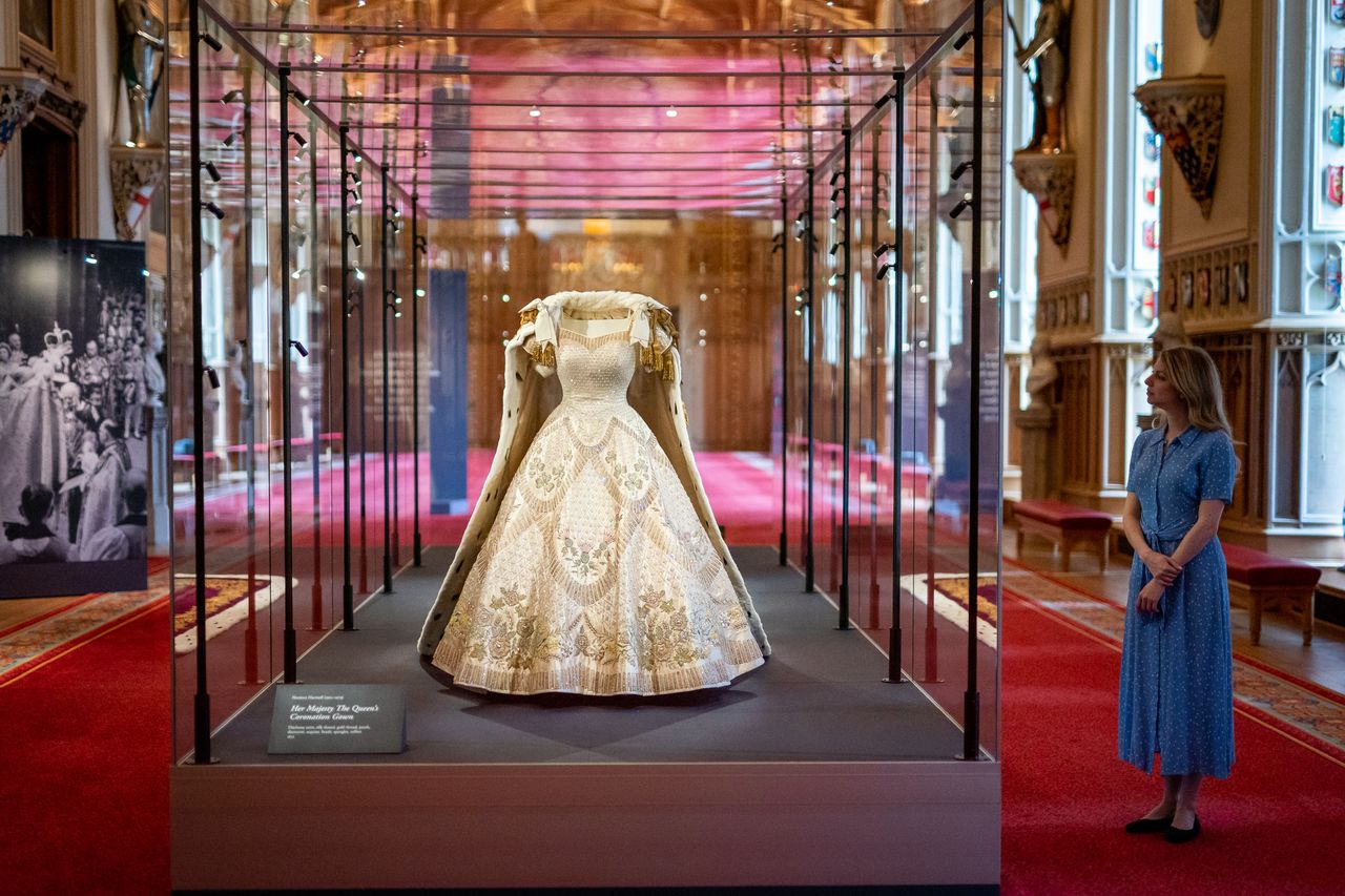 Queen wanted coronation dress to reflect emblems from across the globe ...