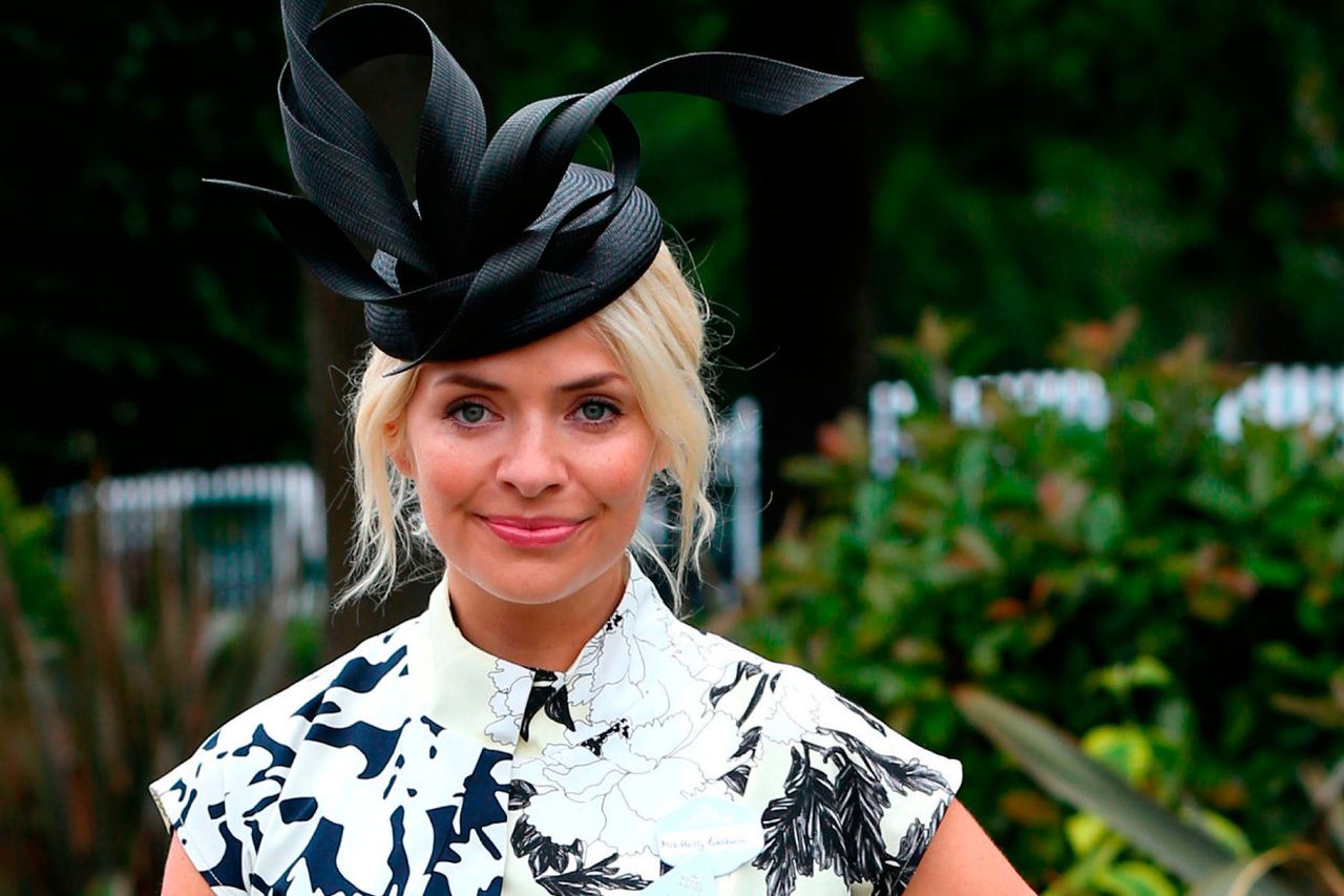 Holly Willoughby shines at Ascot in eye-catching black headpiece by ...