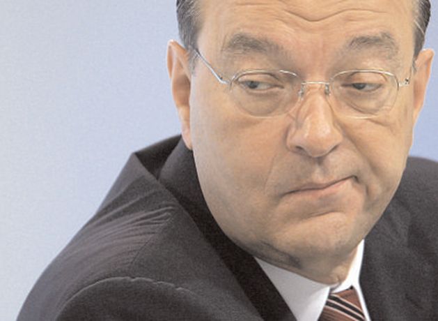 UBS chief resigns in fallout from €2.3bn rogue trader loss | Irish ...
