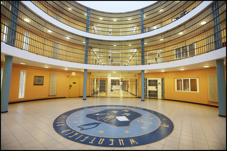 Prison officer quits after ‘relationship with gangland inmate is ...