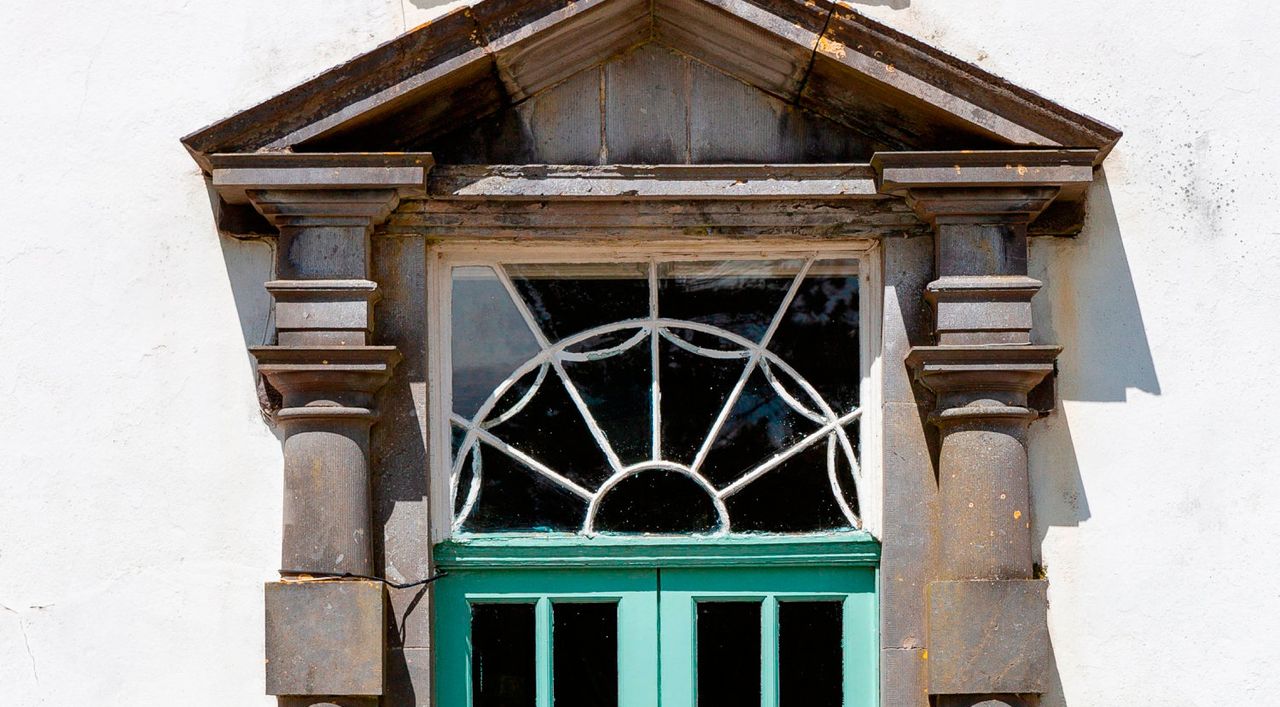 Kilmoyler House - with 18th century ruins - has all the trimmings you ...