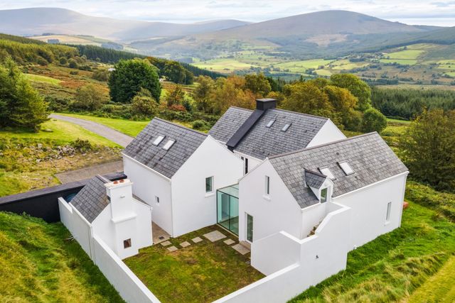A modern take on an old Irish 'clachan' in Wicklow on the market for € ...