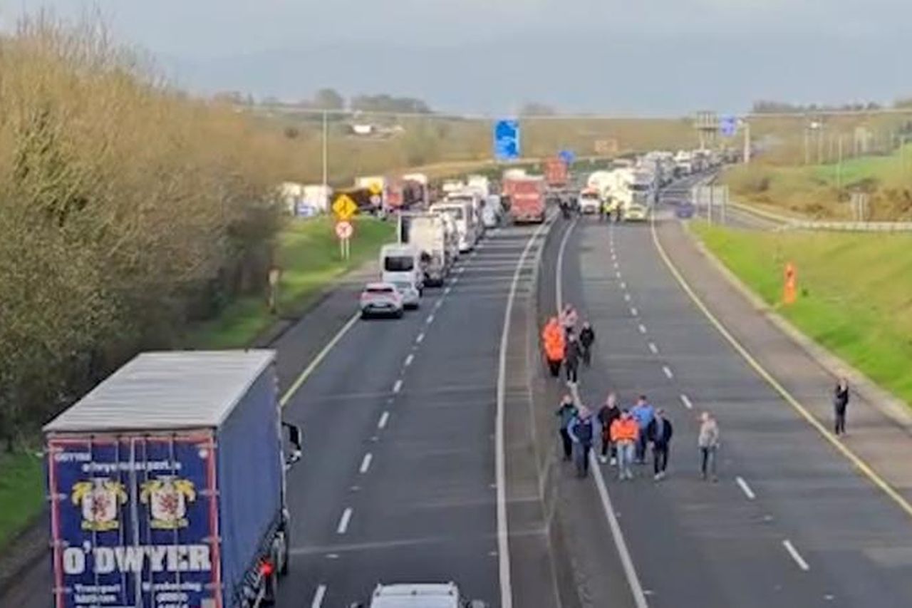 M8 motorway in Tipperary comes to a standstill in major fuel protest ...