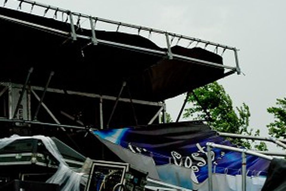 Five hurt in concert stage collapse | Irish Independent