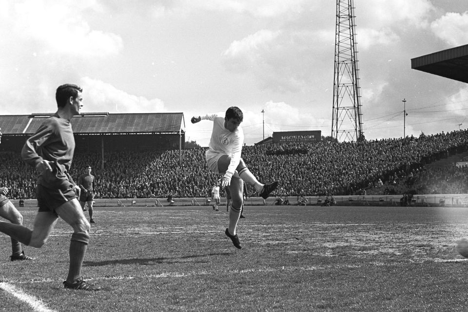 Obituary: Peter Lorimer – The Leeds great famed for his awesome ...
