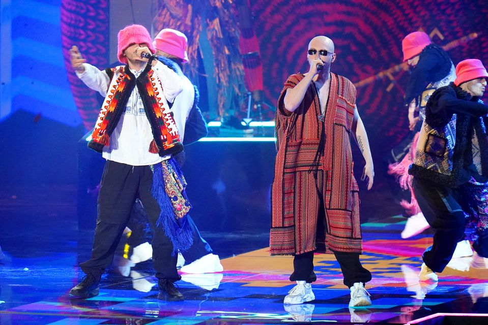 Ukrainian flags waved as Kalush Orchestra take to the stage at MTV ...