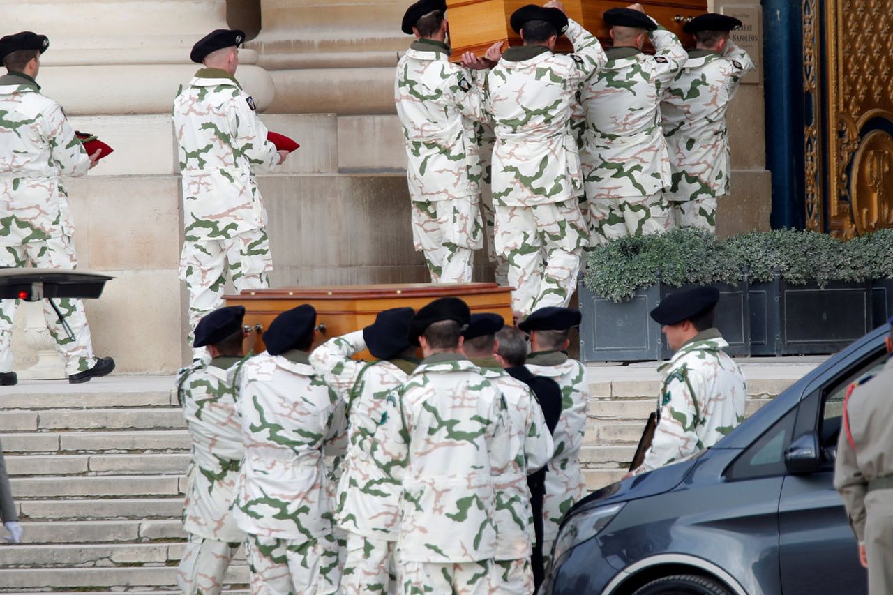 In Pictures: Streets fall silent as Parisians line up to mourn 13 ...