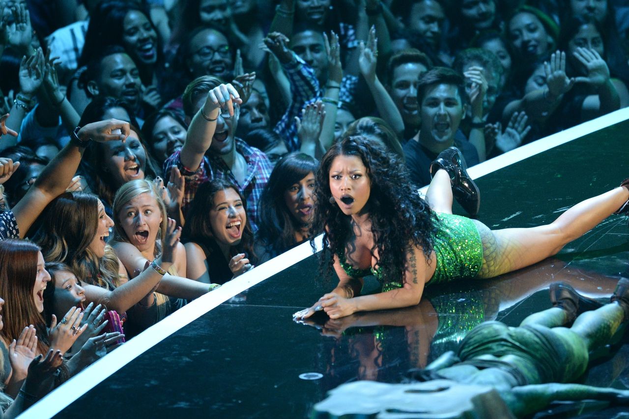 Nicki Minaj steals the show with outrageous 'Anaconda' performance ...