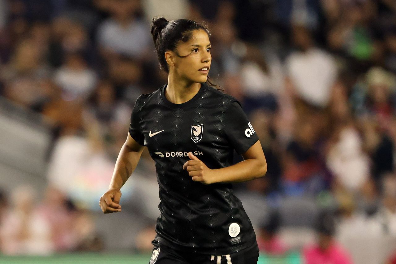 Watch: Uproar after Brazilian player Stefany Ferrer Van Ginkel flashes ...