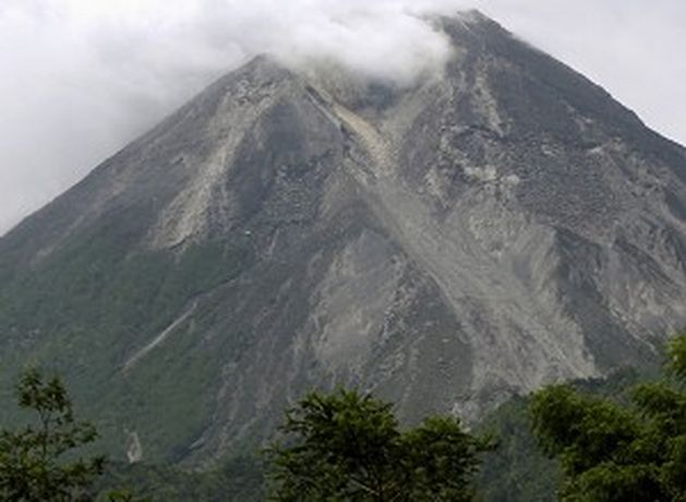 Thousands flee as volcano erupts | Irish Independent