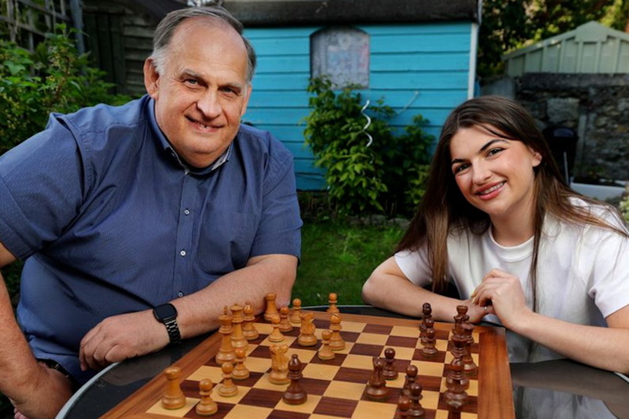Chloe McPolin tries chess with chess grandmaster Alexander Baburin ...