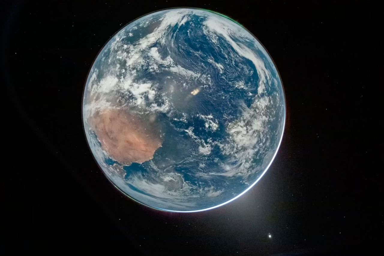 Nasa spacecraft halfway to the Moon as crew send back first images of ...