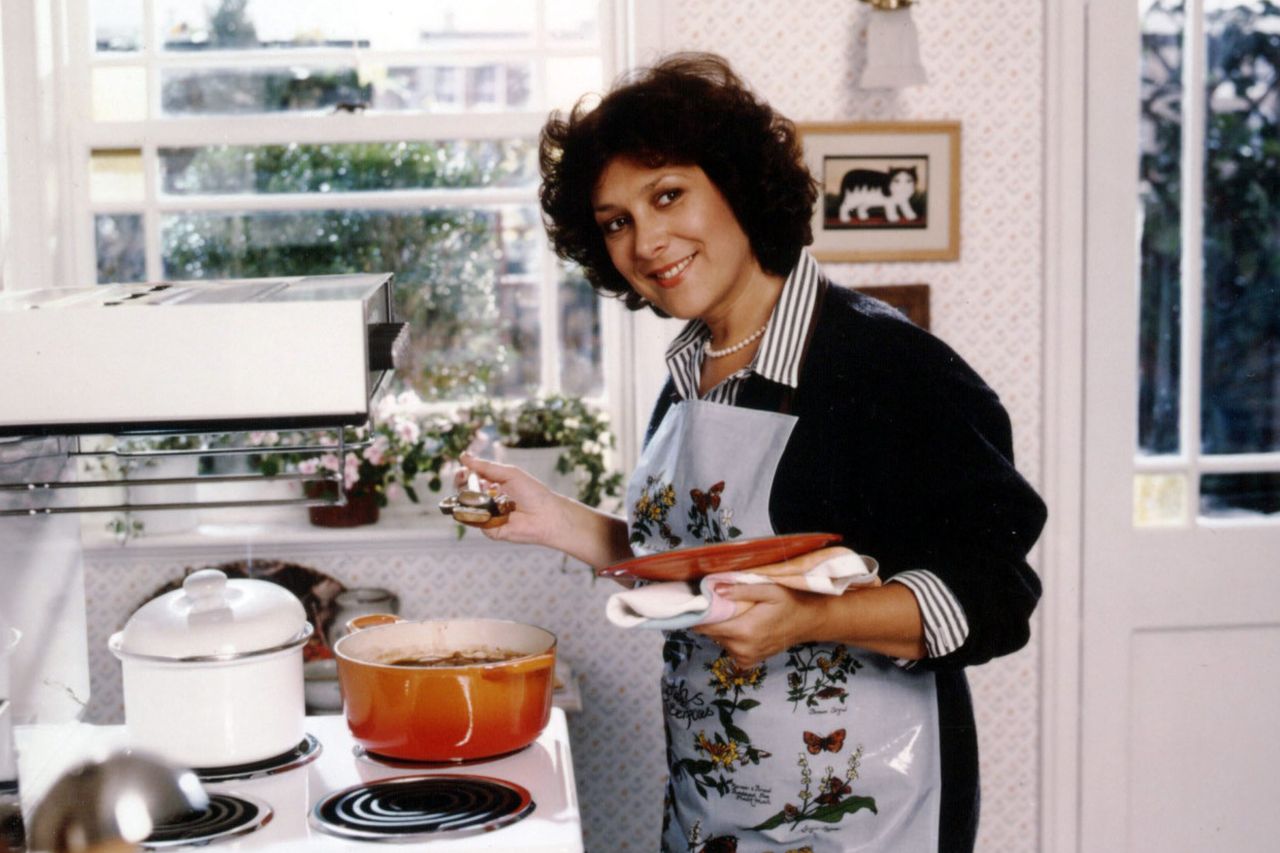 Actress Lynda dies in her husband's arms after losing battle with ...