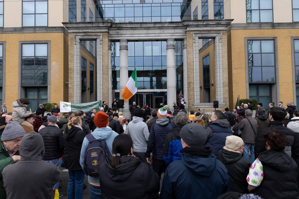 Local residents and right-wing activists among crowd as protest resumes ...