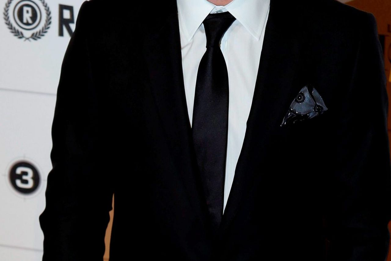 Hello, it's...who? Colin Farrell takes mystery woman to Adele concert ...