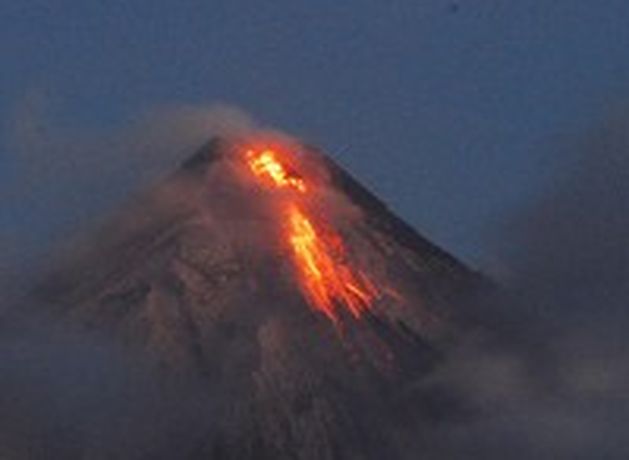 Thousands moved as volcano erupts | Irish Independent