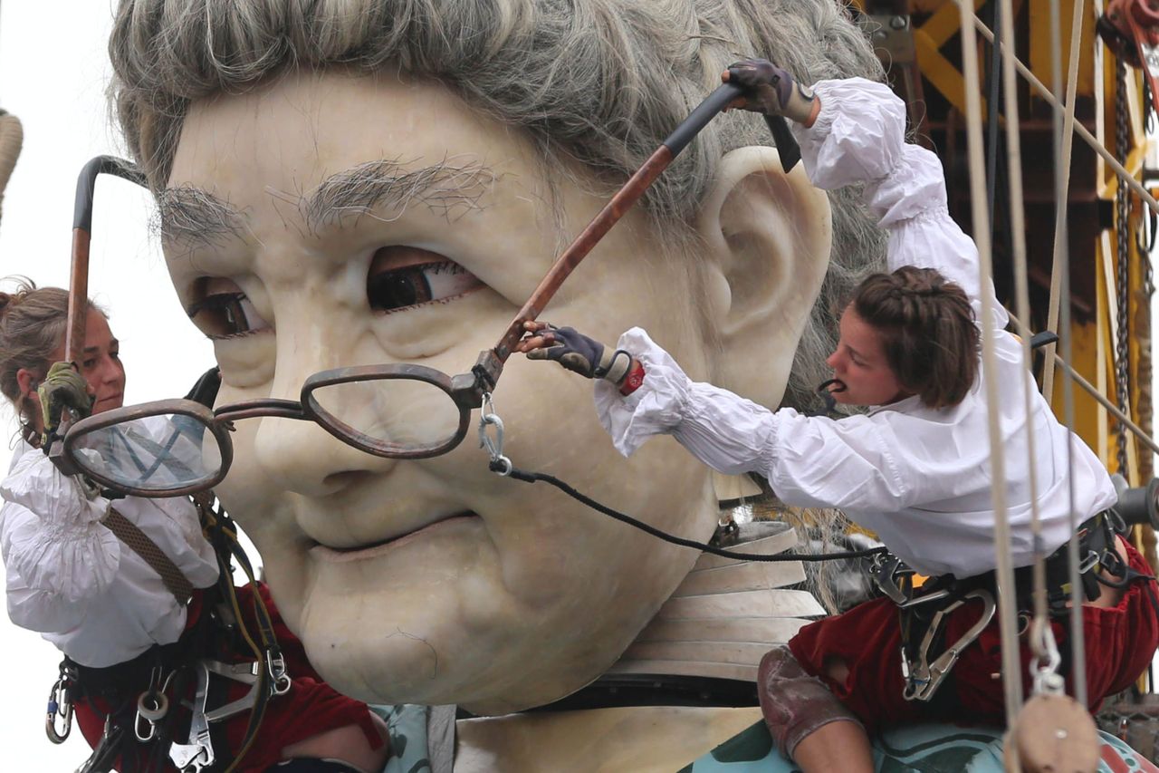 Giant Granny brings 'Gulliver's Travels' to Limerick | Irish Independent
