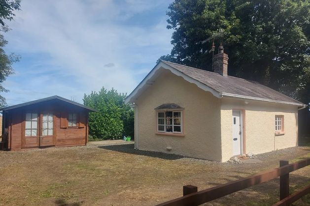 See inside the one bedroomed gate lodge in Louth on the market for € ...