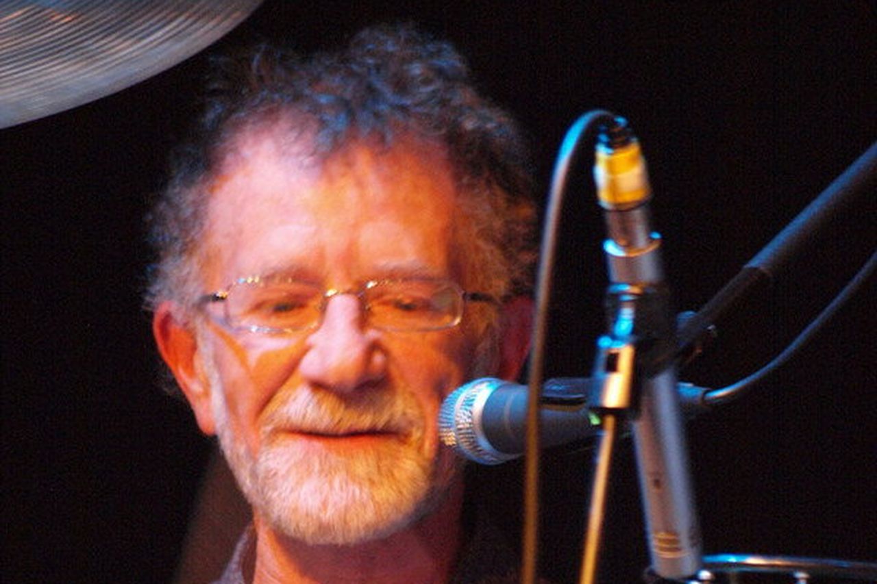 Musicians pay tribute to late drummer Noel Bridgeman | Irish Independent