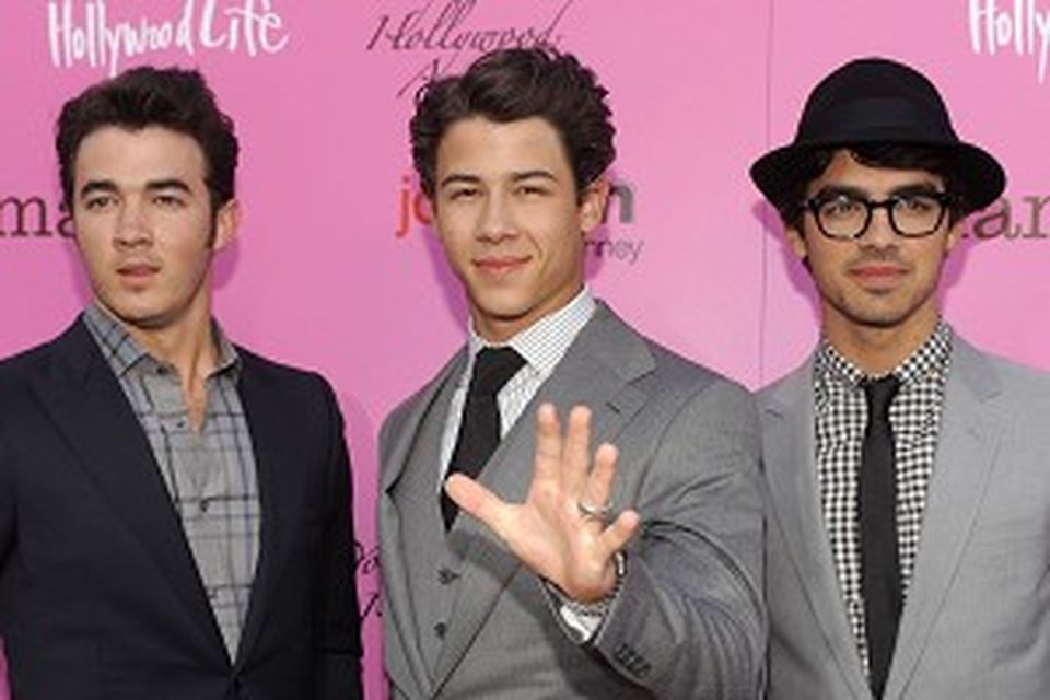 Jonas Brothers get stuck in lift | Irish Independent