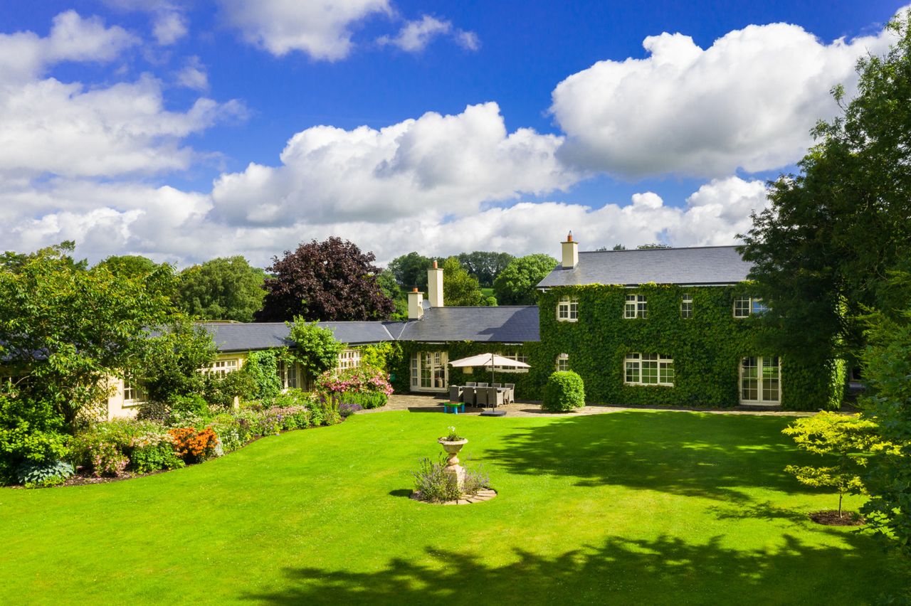 Ticks all the horse boxes... the perfect equestrian retreat with 24 ...