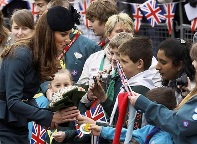 Thousands turn out to greet queen and Kate | Irish Independent