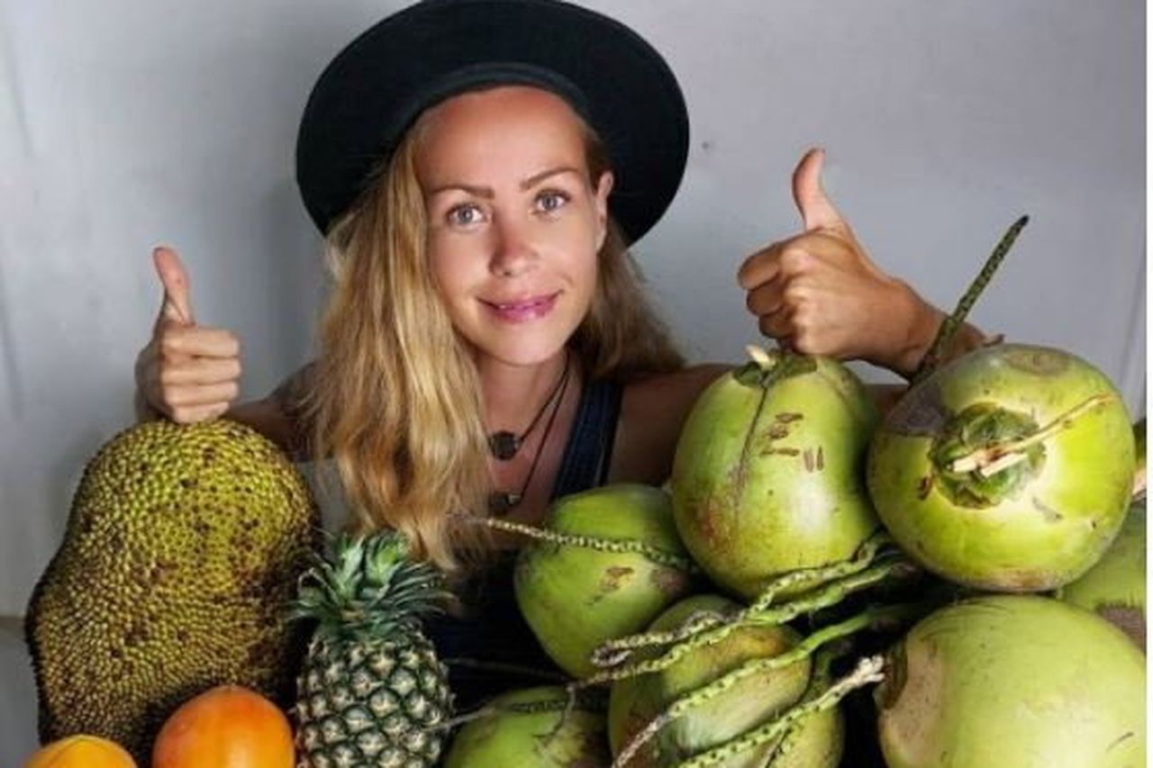 Vegan influencer who gave up drinking water and ate only raw fruit dies ...