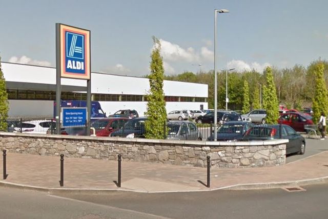 Men armed with hammer raid security van outside Aldi supermarket ...