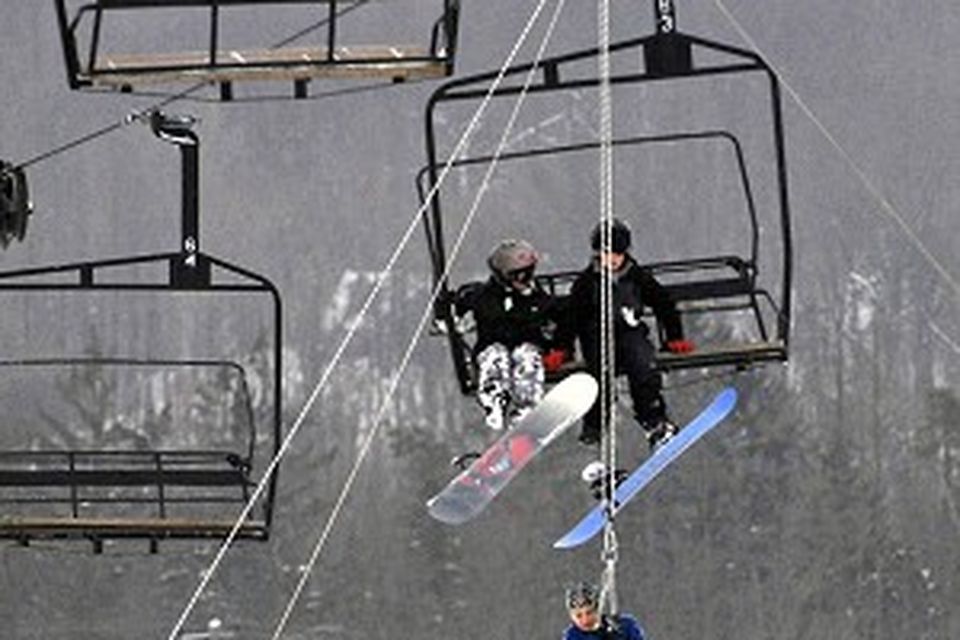 Skiers rescued from stuck lift | Irish Independent