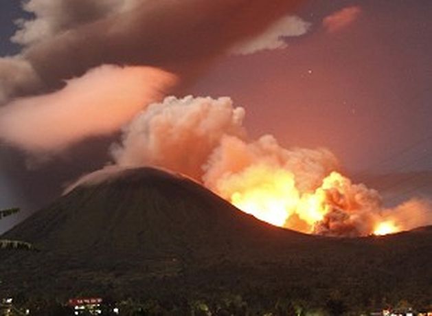Thousands flee as volcano erupts | Irish Independent