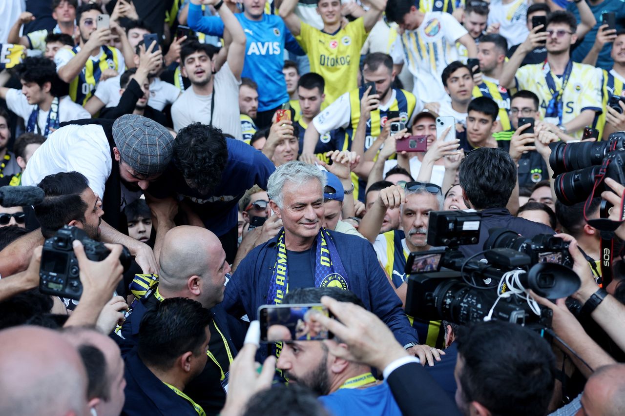 Thousands of fans turn out as Jose Mourinho is unveiled as Fenerbahce ...