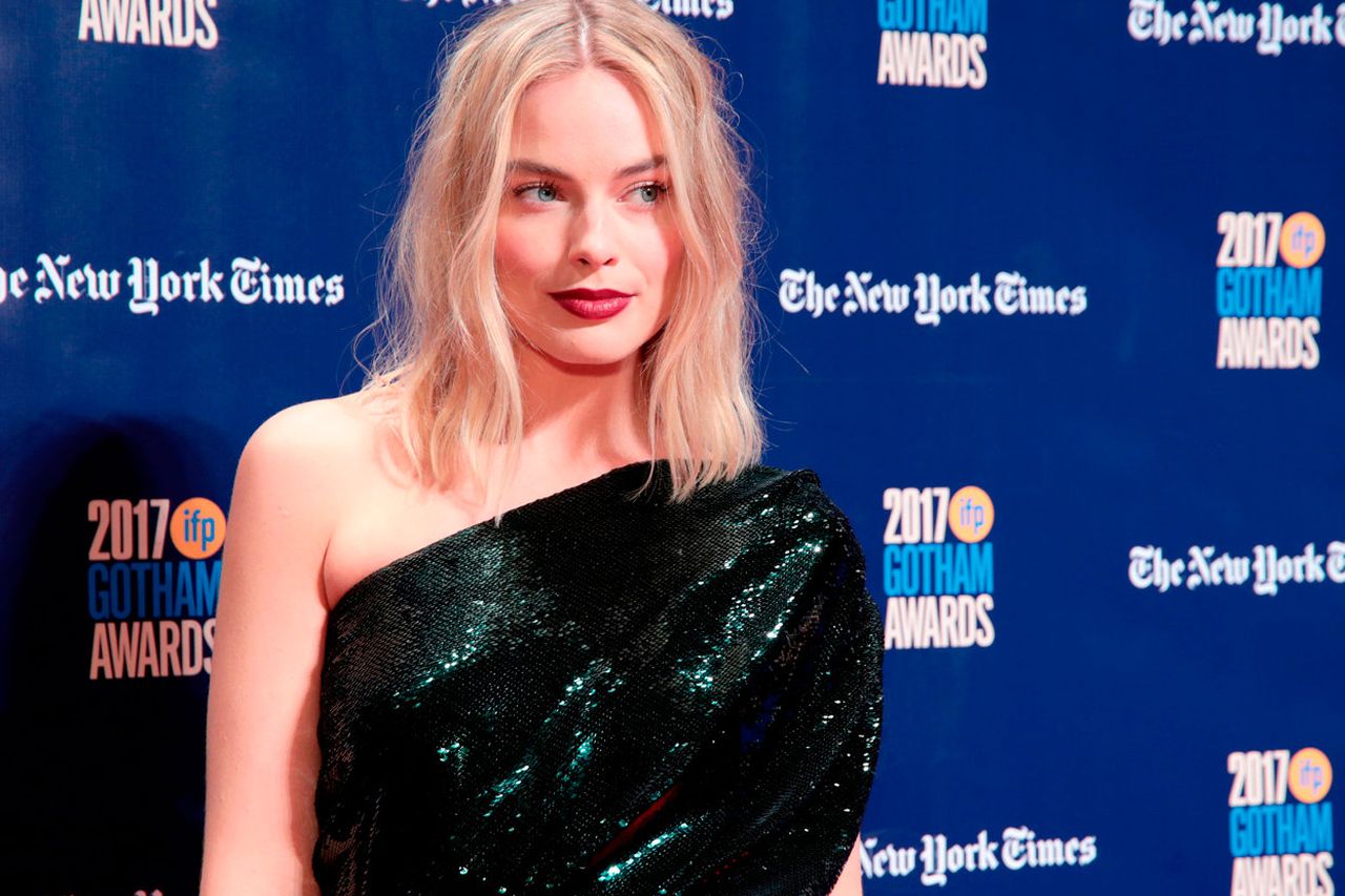 Margot Robbie goes for gothic glamour with pale skin, bold lip and ...