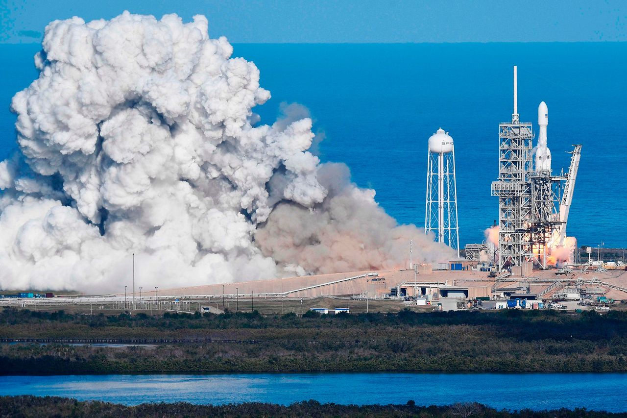 Ten iconic pictures from last night's incredible SpaceX rocket launch ...