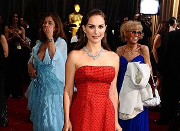 Natalie Portman embarrassed by her crying baby in restaurant ...