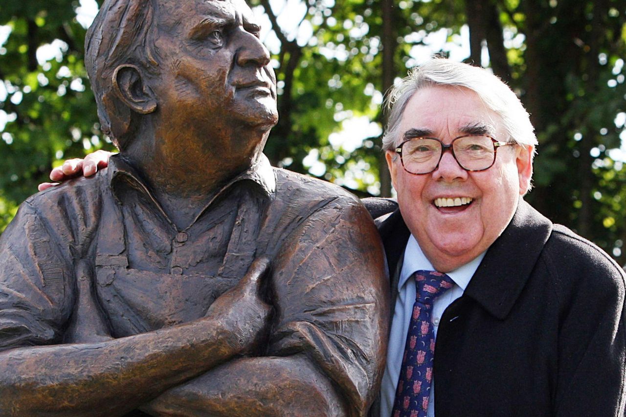 Ronnie Corbett's friends and fans say 'goodnight' to British comedy ...