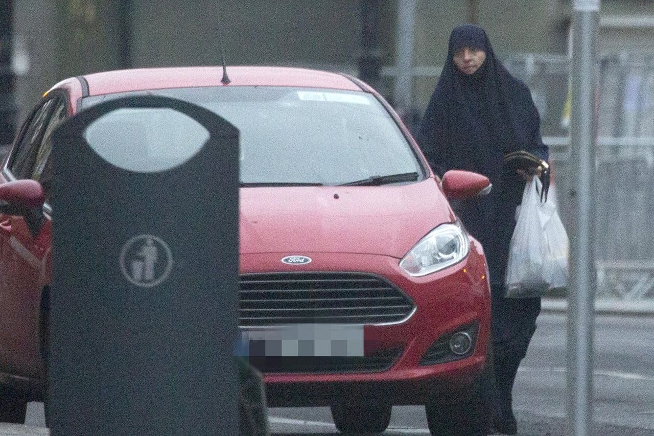 Isil bride Lisa Smith out shopping after being released on bail ...