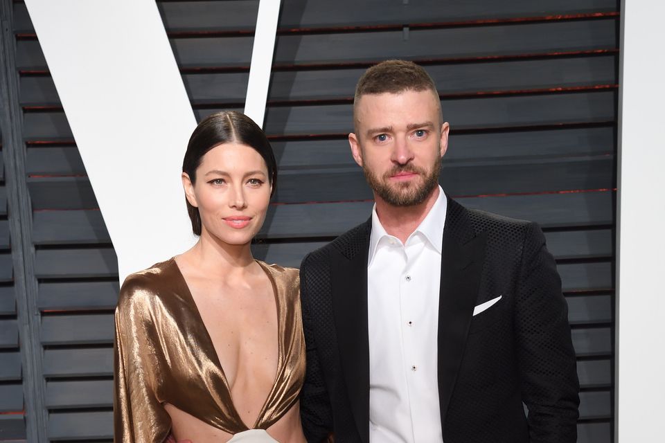 Justin Timberlake dances with Jessica Biel in a log cabin in new music ...