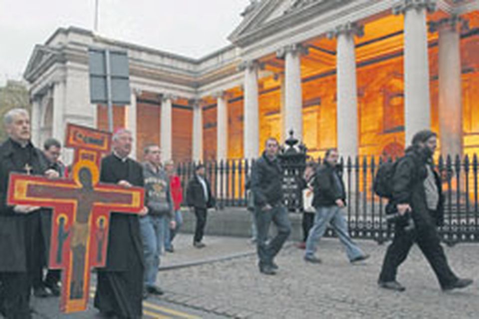 Catholics and Protestants carry the Cross together in sign of unity ...