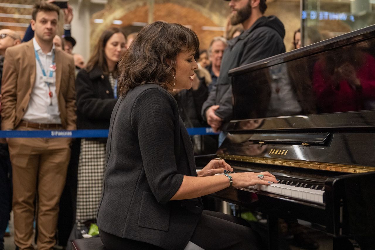 Norah Jones delights passers-by with piano performance at London train ...