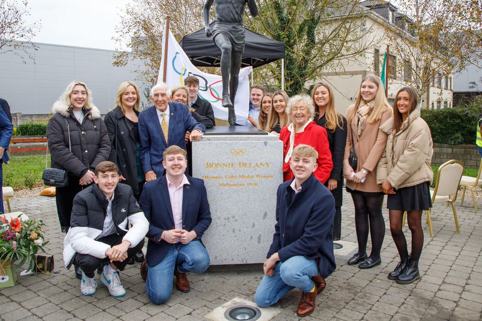 Ronnie Delany statue is unveiled in Arklow | Irish Independent