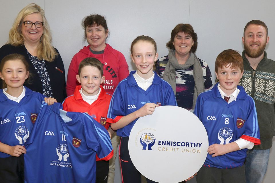 School presented with new jerseys | Irish Independent